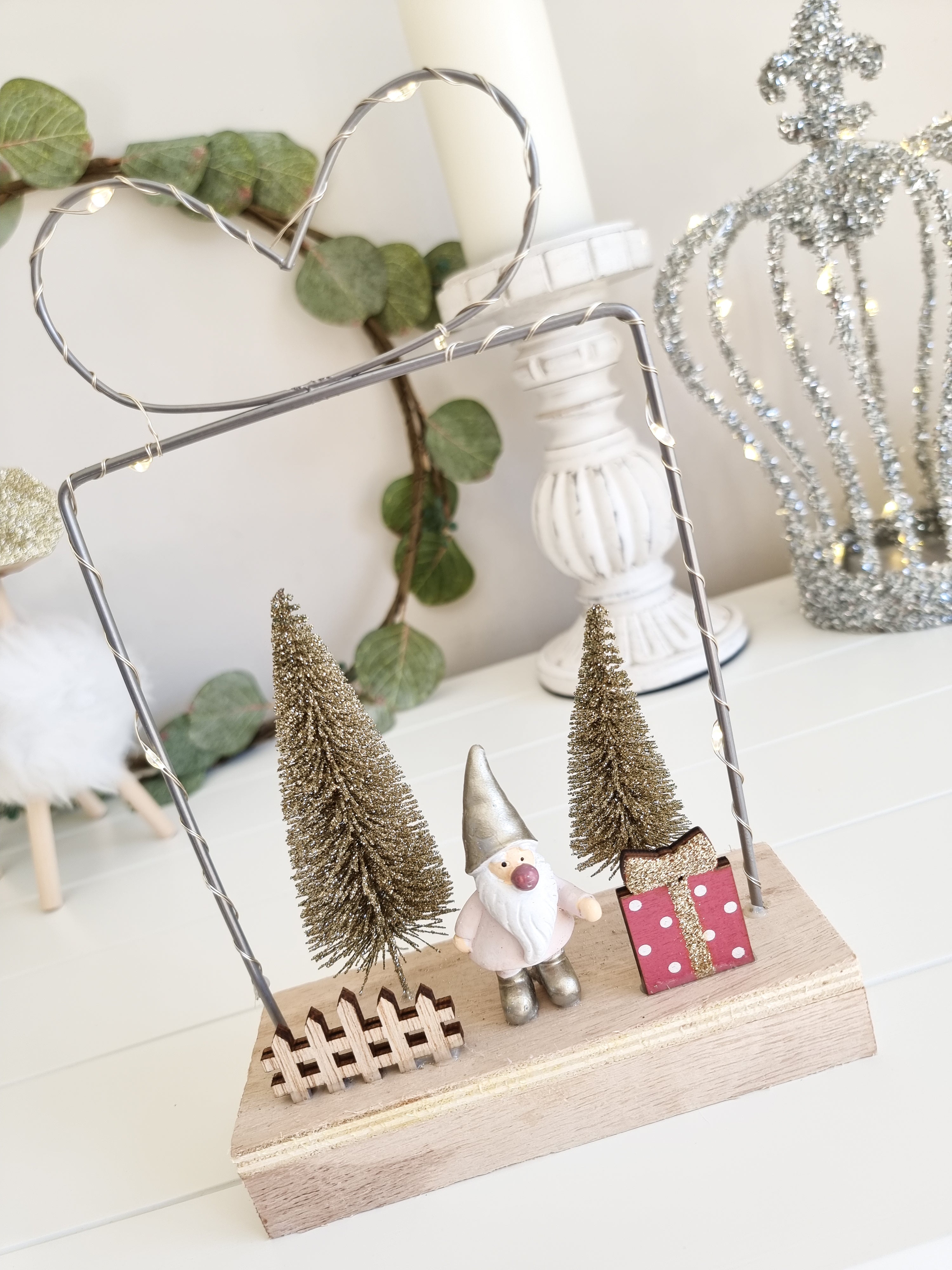 Santa Gonk Scene LED Light Up Present – Peony Blossom Interiors