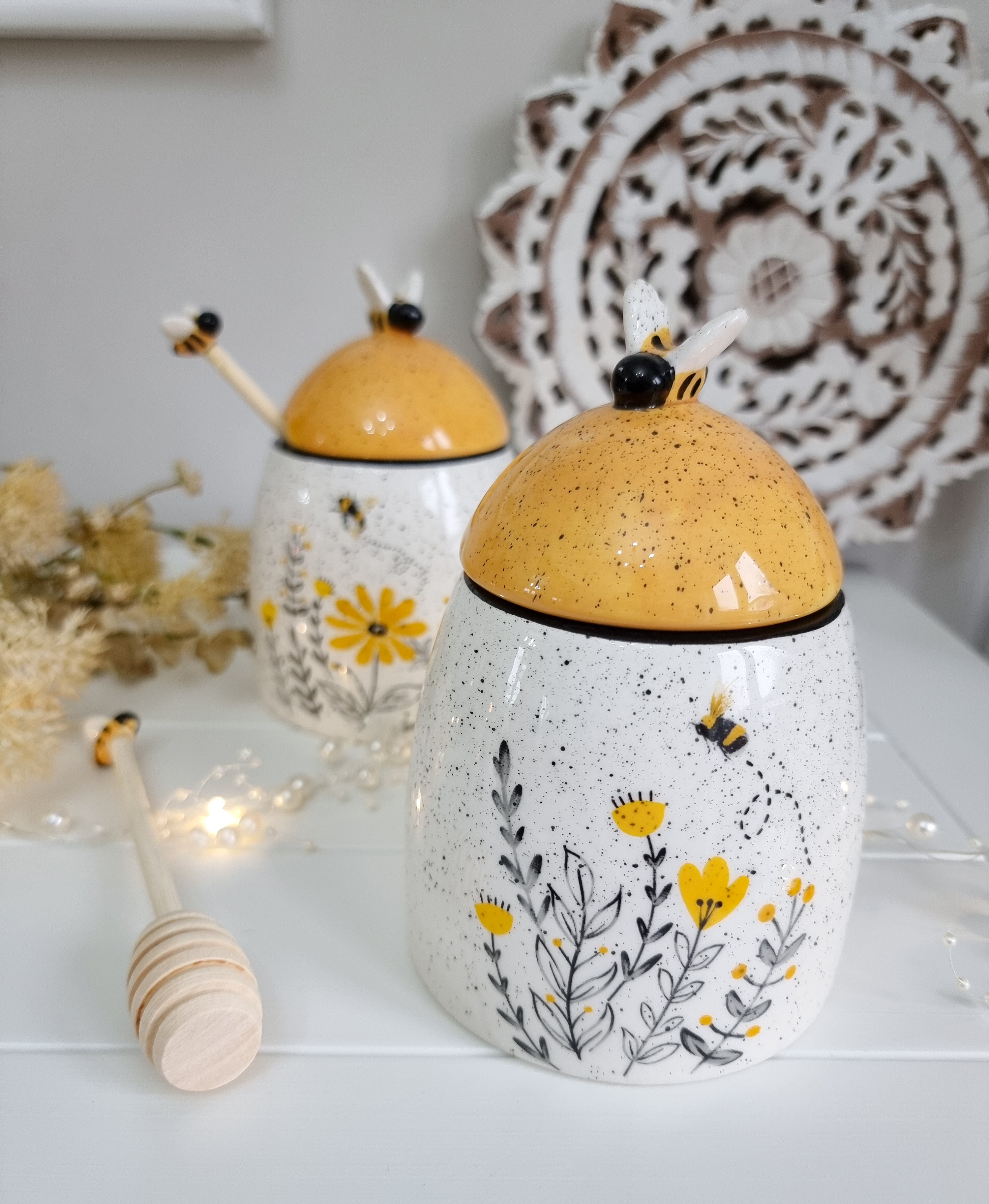 Yellow Bee Honey Pot With Drizzle Stick – Peony Blossom Interiors